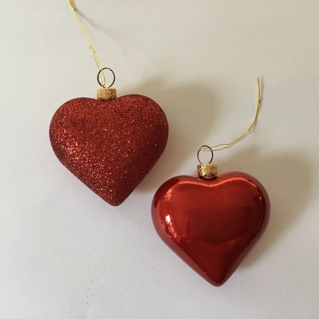 Rødt blank plastik hjerte - Hjertet har guld top & snorDekolagersalg