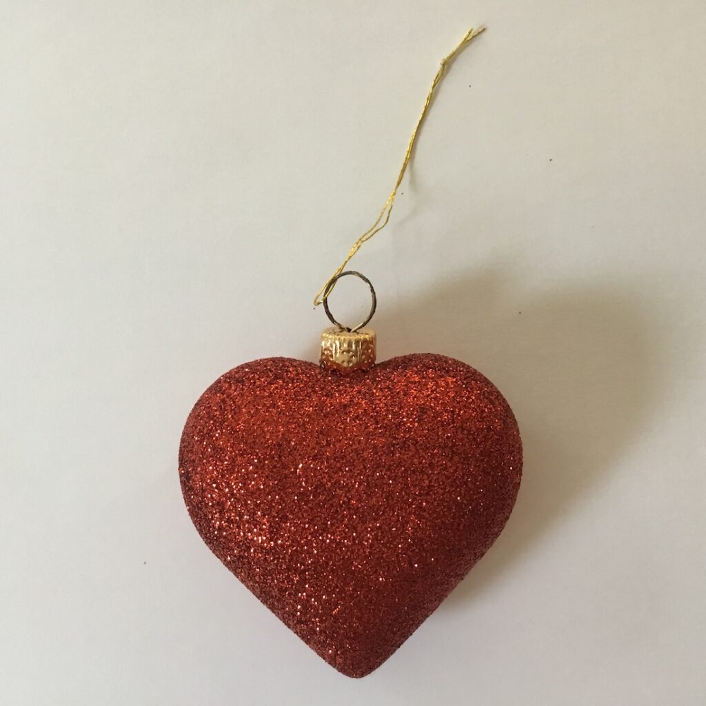 Lille rødt glimmer hjerte - Hjertet har guld top & snor Dekolagersalg
