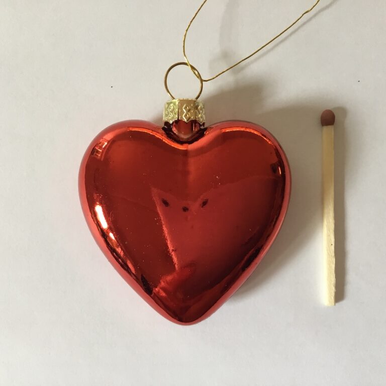 Rødt blank plastik hjerte - Hjertet har guld top & snorDekolagersalg