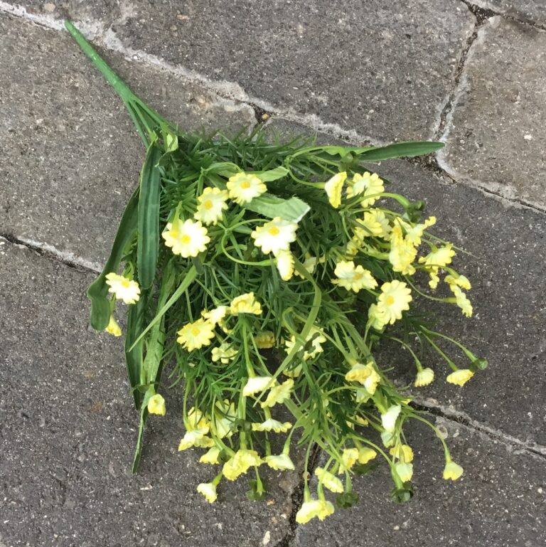Gul buket med mange blomster - Grøftekantsbuket - Dekolagersalg