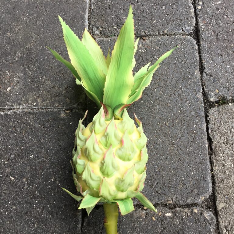 Kunstig gul ananas på pind - Super dekorativ - Dekolagersalg