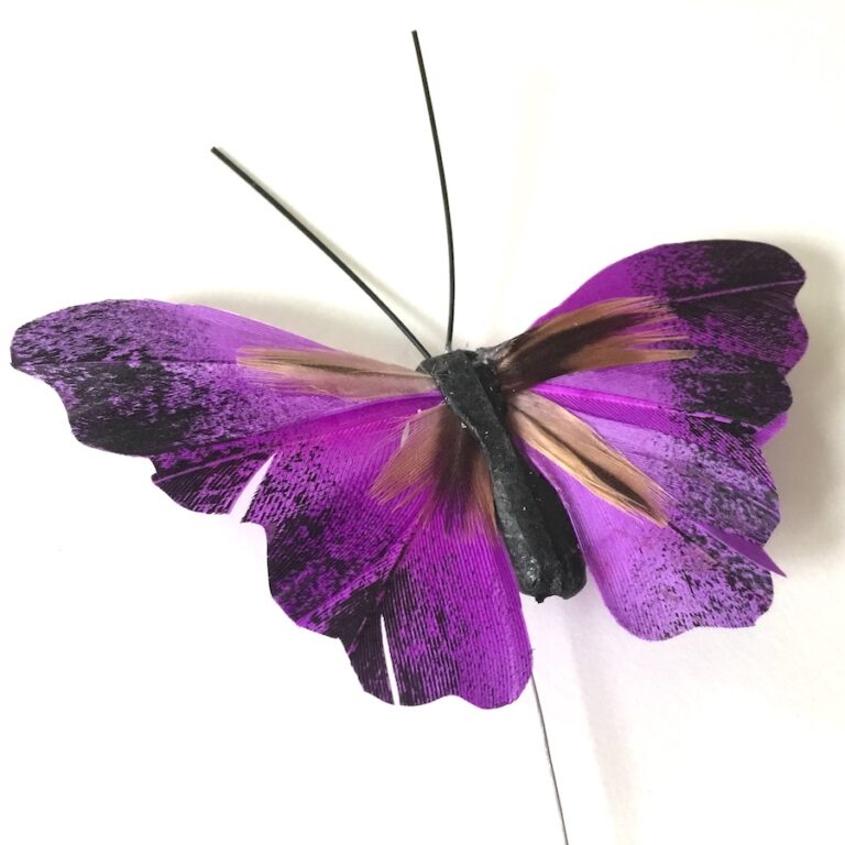 Lilla sommerfugl med fjer - På ståltrådspind - Dekolagersalg