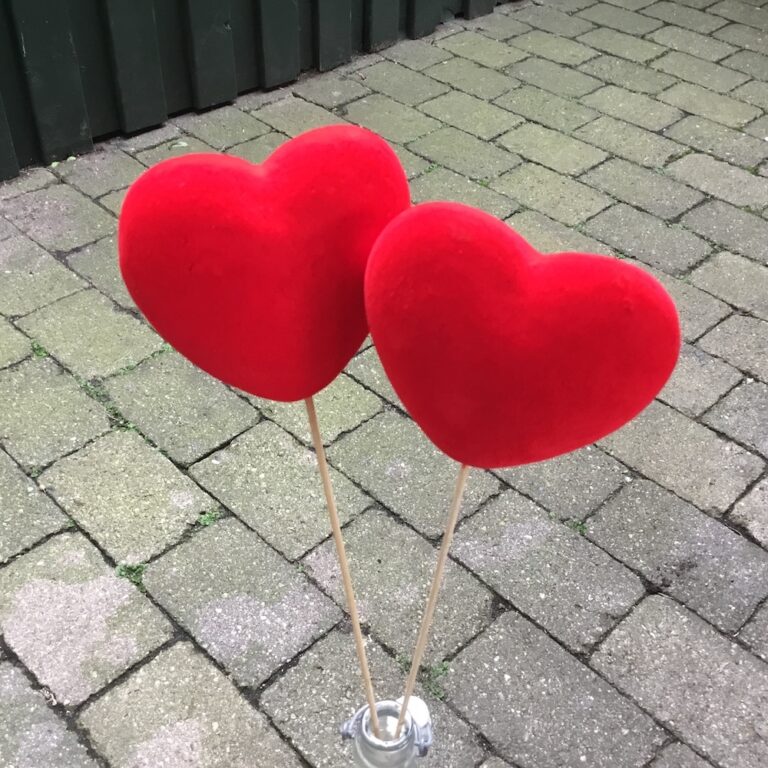 Rødt hjerte på pind - Festlighed til dine dekorationer - Dekolagersalg