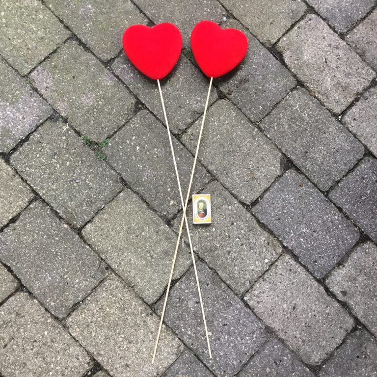 Rødt hjerte på pind - Festlighed til dine dekorationer - Dekolagersalg