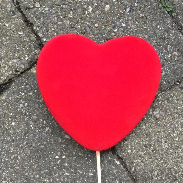 Rødt hjerte på pind - Festlighed til dine dekorationer - Dekolagersalg