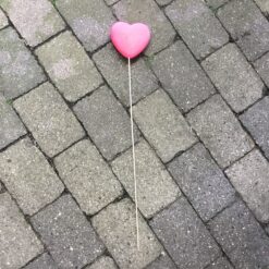 Lyserødt hjerte på pind - Festlighed til dine dekorationer - Dekolagersalg