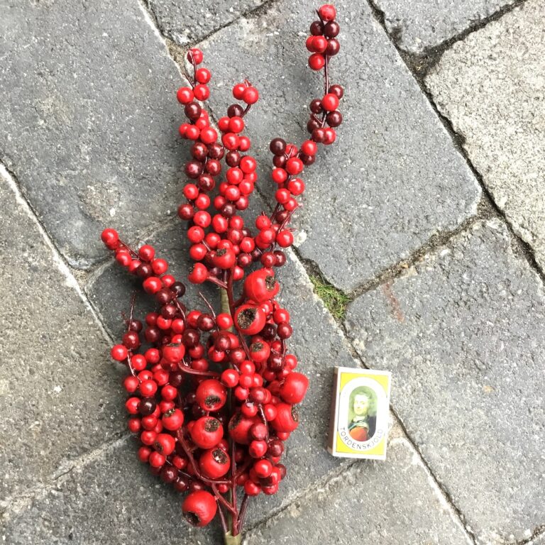 Rød ilex gren med naturtro bær - Smuk rød gren - Dekolagersalg